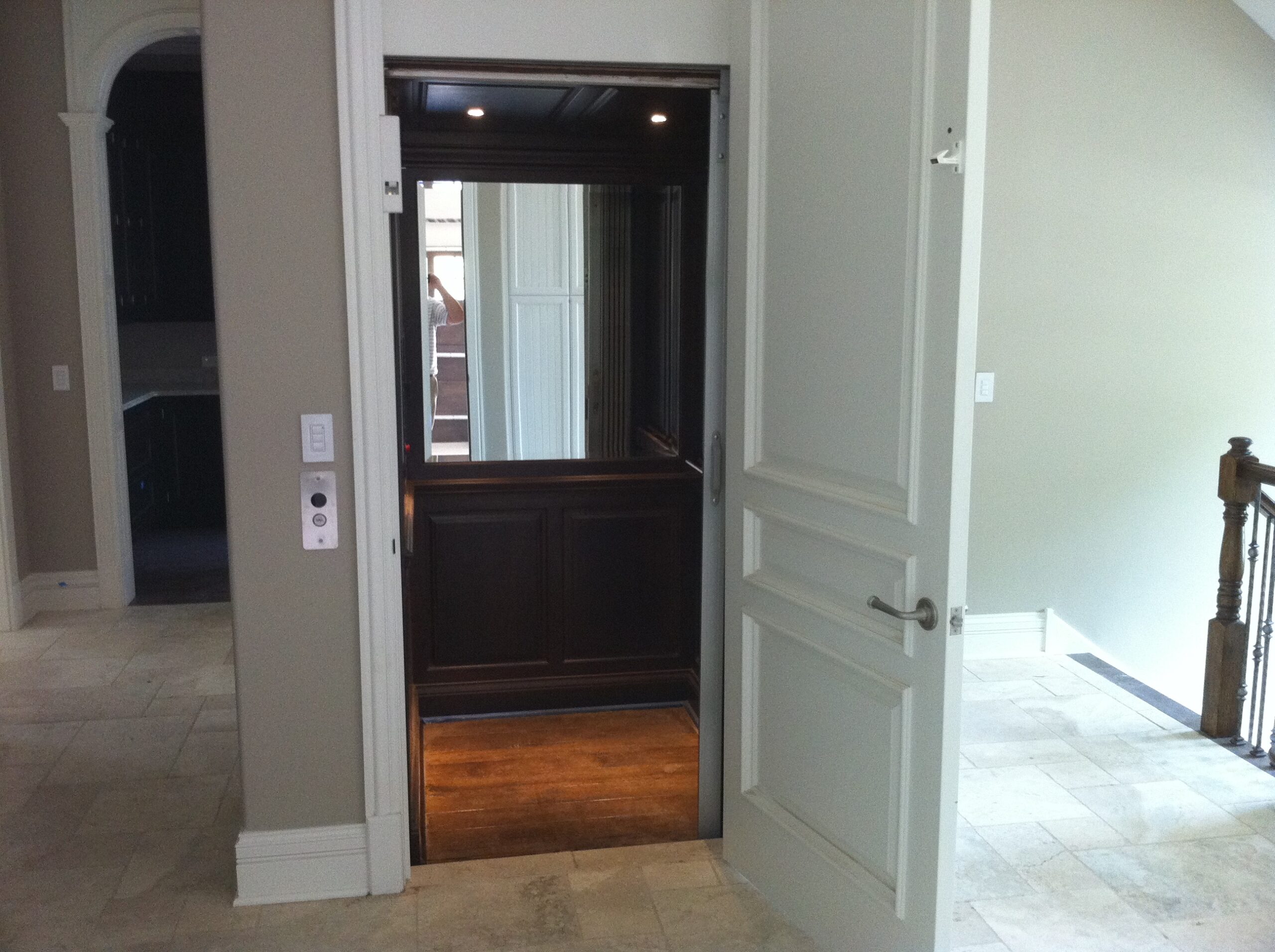 How do residential elevators and lifts work? - Cibes Symmetry