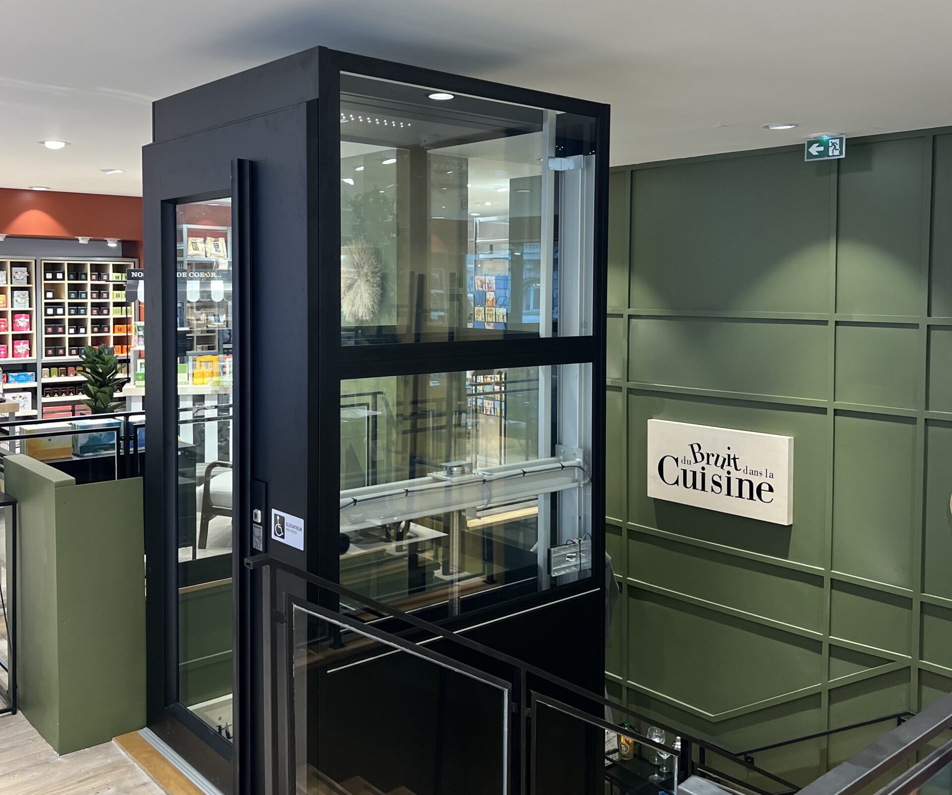 Ascenseur PMR dans une boutique à Lille - Cibes Lift France